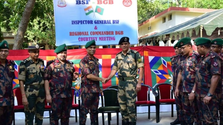 India-bangaldesh:भारत-बांग्लादेश सीमा पर मिले बीएसएफ-बीजीबी के अधिकारी ...