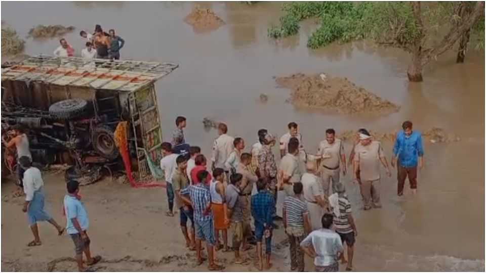 Mp Datia Accident Truck Fell Into River From Under Construction Bridge ... Mp Datia Accident Truck Fell Into River From Under Construction Bridge ...