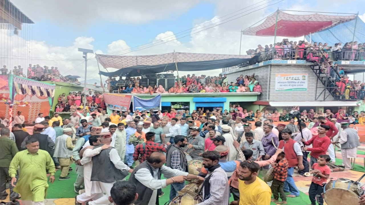 Sirmour News:टटियाणा में 120 गांवों के शाठी और पाशी पक्षों ने गले मिलकर ...