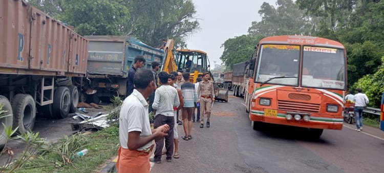 Unnao Accident, Truck Rammed Into A Dumper From Behind And Driver Died ...