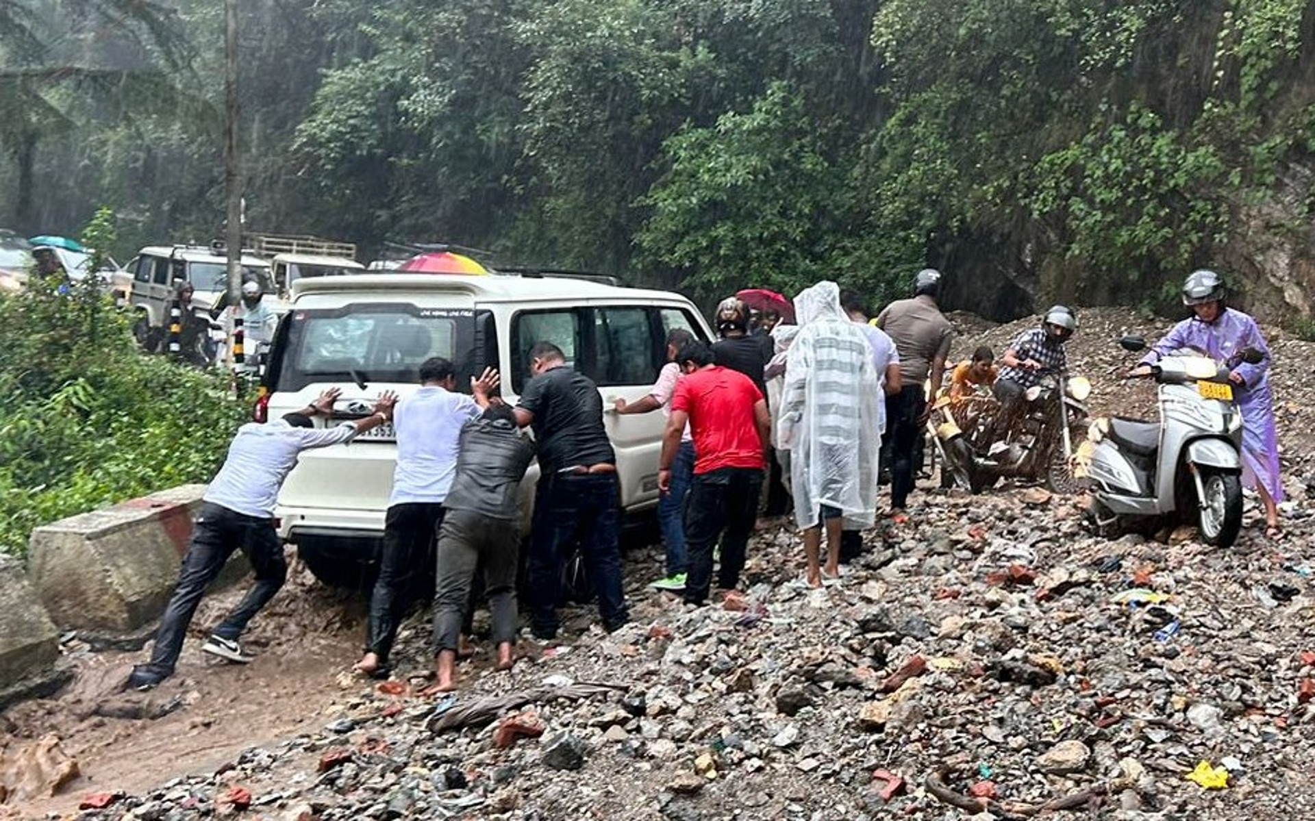 Uttarakhand Weather News Rain Debris On The Highway Vehicles Stranded Mussoorie Watch Photos ...