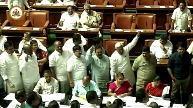 Karnataka:विधानसभा में Bjp विधायकों ने मचाया हंगामा, वेल में पहुंचे ... Karnataka:विधानसभा में Bjp विधायकों ने मचाया हंगामा, वेल में पहुंचे ...