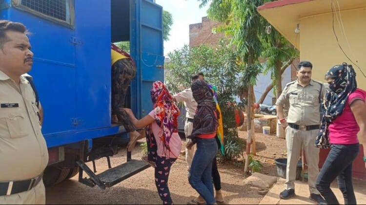 Shivpuri: थाने से कुछ ही दूरी पर चल रहा था देह व्यापार, अनैतिक गतिविधियों में लिप्त 11 लोग ...