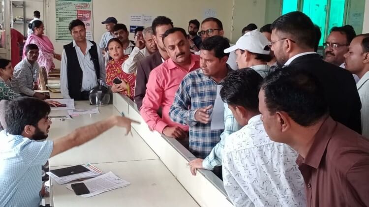 Tehsil Diwas In Dehradun Ruckus After Youth Gives Tehsildar Money Along ...