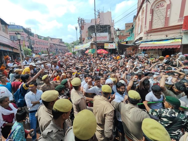 Sawan 2023 Devotees Long Line In Kashi Vishwanath Dham On First Monday Of Sawan - Amar Ujala ...
