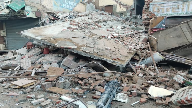 Agra Building Collapse:आगरा में गिरी जर्जर इमारत, मच गई चीख-पुकार; दो ...