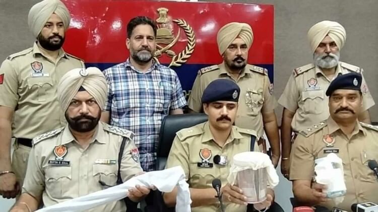 Punjab Police Arrested Four Smugglers Who Used To Order Heroin And ...