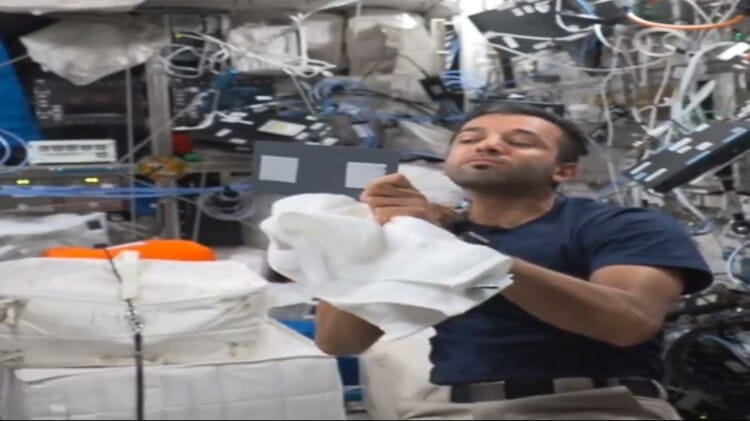 Haircut In Space:स्पेस में कैसे काटे जाते हैं बाल? अंतरिक्ष यात्री ने ...