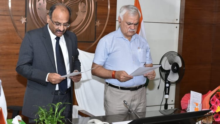 Retired Ias Arvind Kumar Takes The Oath For Chief Of Up Vidyut Niyamank ...