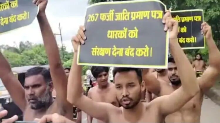 Naked Protestरायपुर में युवाओं का सड़क पर नग्न प्रदर्शन हाथों में 9268