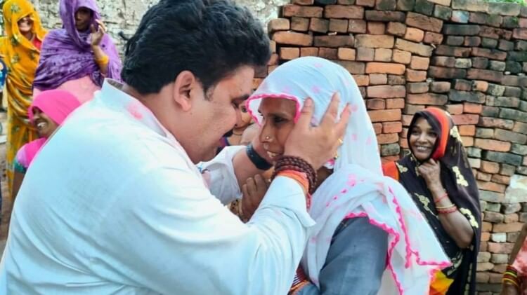 Chhatarpur:संघर्ष पदयात्रा पर निकले विधायक नीरज दीक्षित, नींबू मिर्च की माला पहनाई, कई वरिष्ठ ...