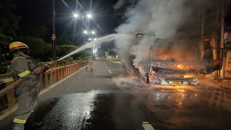 Truck Loaded With Wheat Caught Fire On Hospital Road In Bareilly - Amar ...