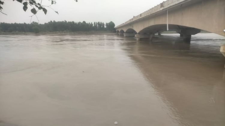 Yamuna 63 Cm Above Danger Mark, Low-lying Areas Submerged - Agra News - Flood In Mathura News ...