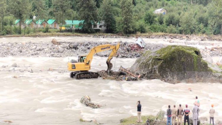 Kullu Floods: It Is Difficult To Remove The Bus In Beas, 11 Passengers ...