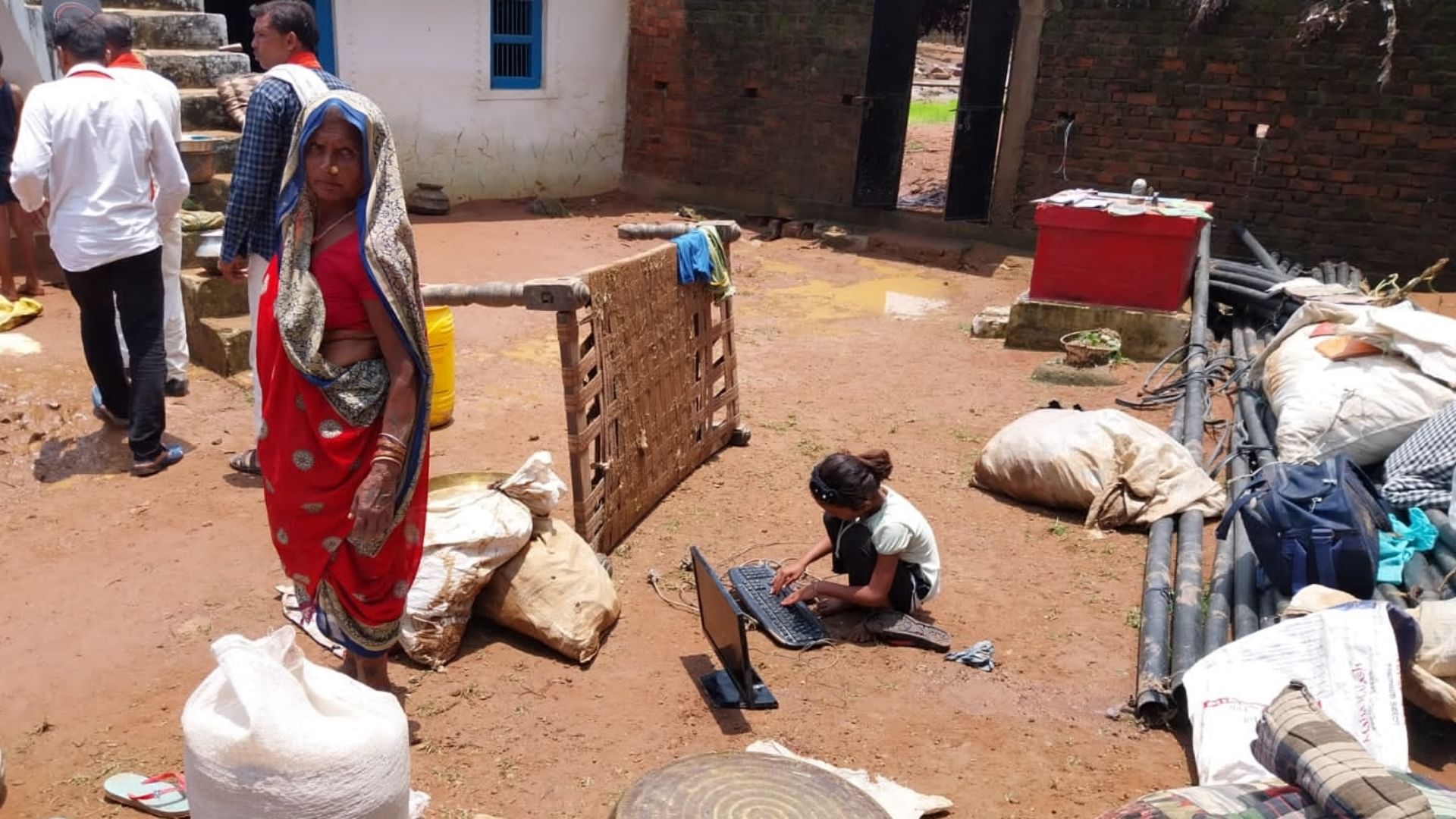 Damoh:जलाशय फूटने की तबाही के बीच अनोखी तस्वीर, गांव से पानी निकलते ही ...