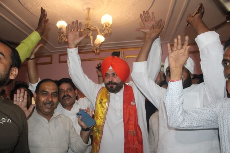 Former Mp Navjot Singh Sidhu Reached Kashi With His Wife Suffering From ...