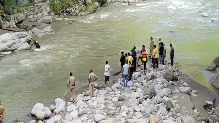 Kotdwar News Youth From Nazibabad Up Drown In To Kho River During Bath With His Four Friends ...