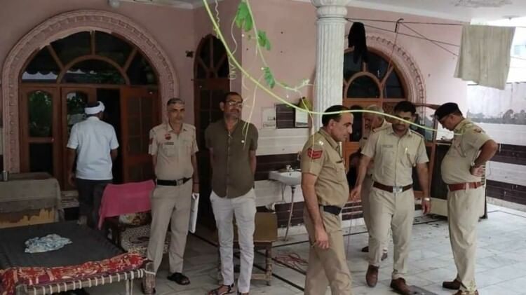 Firing On A House In Ward Number Five Of Meham - Amar Ujala Hindi News ...