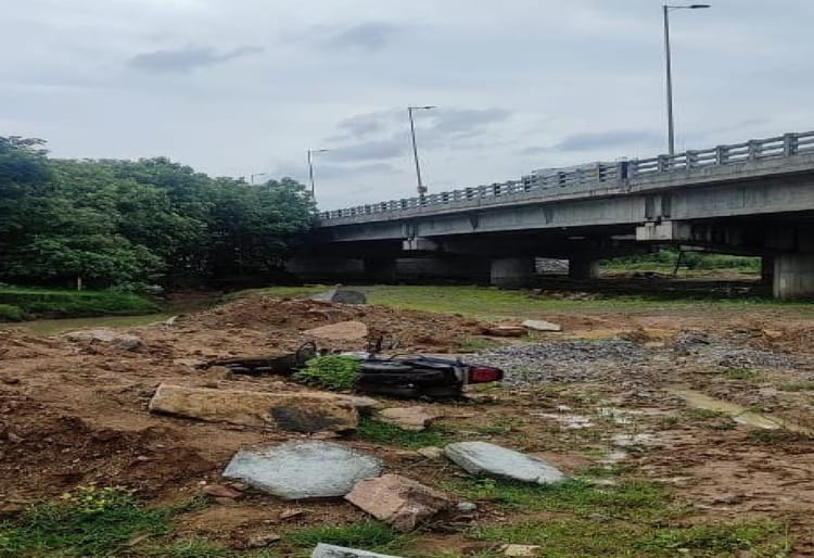 Bike Rider Dies After Falling Into Deep Bridge In Korba - Amar Ujala ...