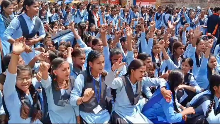 Girl Students Of Government Girls School Demonstrated In Dholpur Bari ...