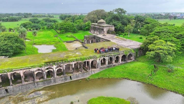 Indore:नदी के बीच बना सुंदर महल, सैकड़ों साल से पानी में शान से खड़ा ...