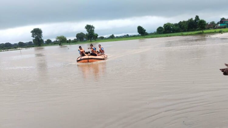 Mp News:दमोह जिले के भदर हितर्वा नाला में आई बाढ़, दो गांवों के घर डूबे, Sdrf ने फंसे लोगों को ...
