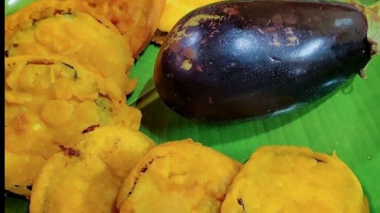 बारिश के मौसम में बनाएं बैंगन के पकौड़े