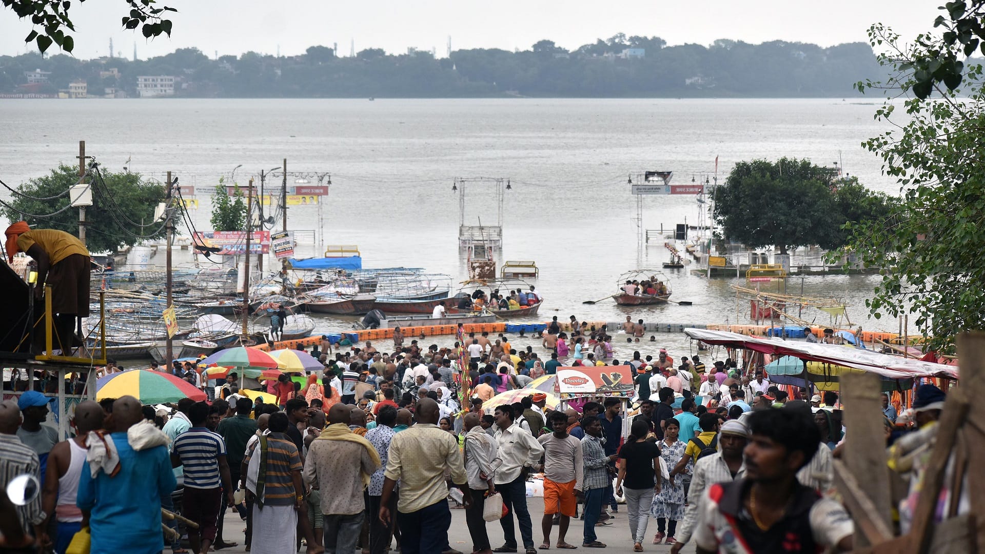 Prayagraj :गंगा-यमुना में उफान से बाढ़ की दस्तक, बड़े हनुमान के द्वार ...