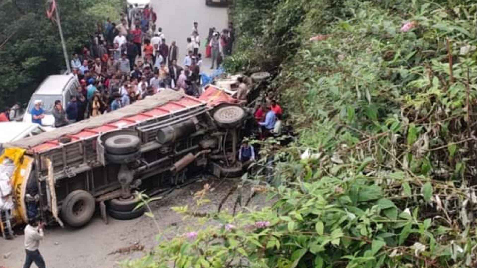 Road Accident News Uncontrollable Truck Overturned On Pickup In Shimla ...