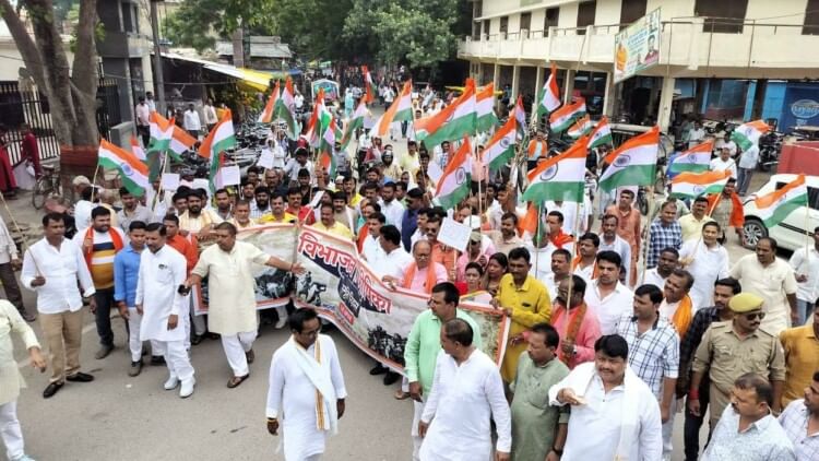 विभाजन विभीषिका स्मृति दिवस:आजमगढ़ में भाजपा ने निकाला मौन जुलूस, सांसद ...