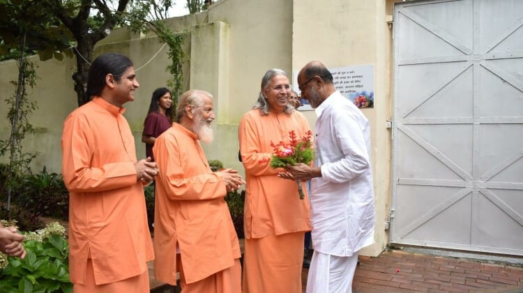 Superstar Rajinikanth Reached Uttarakhand Almora Yogda Ashram During ...