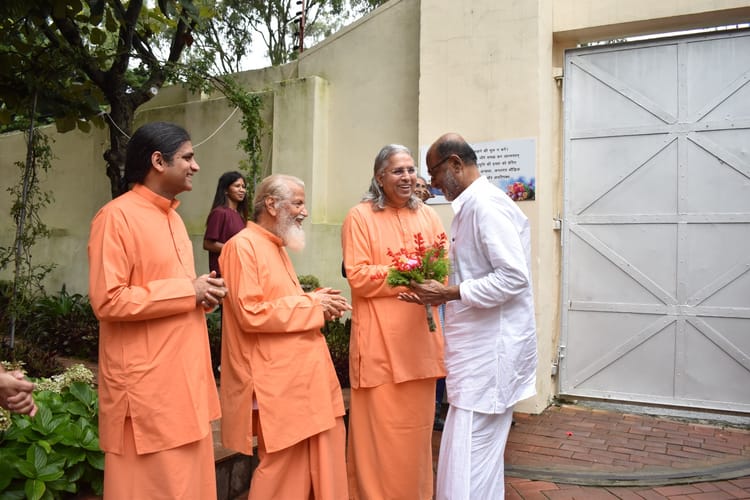 Superstar Rajinikanth Reached Uttarakhand Almora Yogda Ashram During ...