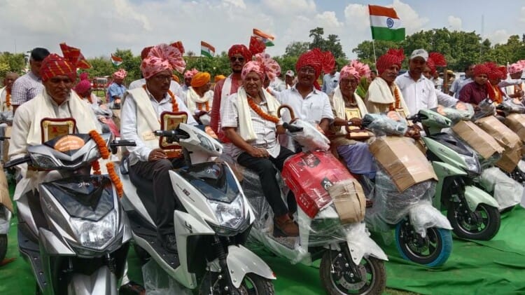 बलिया बलिदान दिवस:सेनानी को कार और 75 शहीद आश्रितों को स्कूटी देकर किया ...