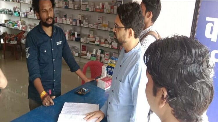 Commissioner Haresh Mandavi Inspected Dhanwantri Medical Store - Amar Ujala Hindi News Live ...