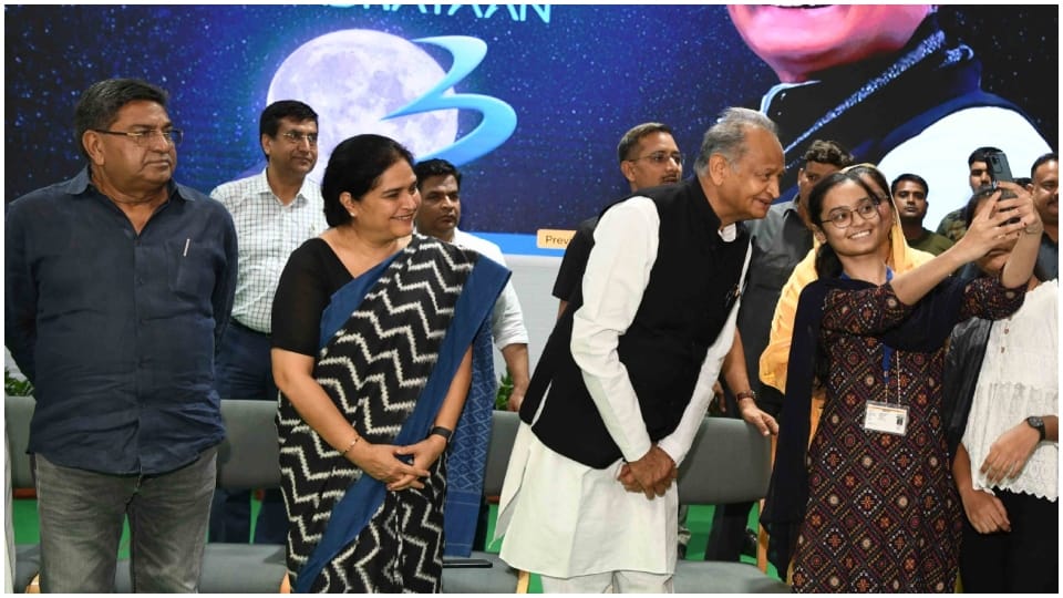 Chandrayaan-3 Successful Landing Cm Gehlot Says Isro Was Established By ...