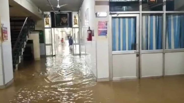 Pathankot Weather News:पठानकोट में तीन घंटे बारिश, बिजली के खंभे डूबे ...