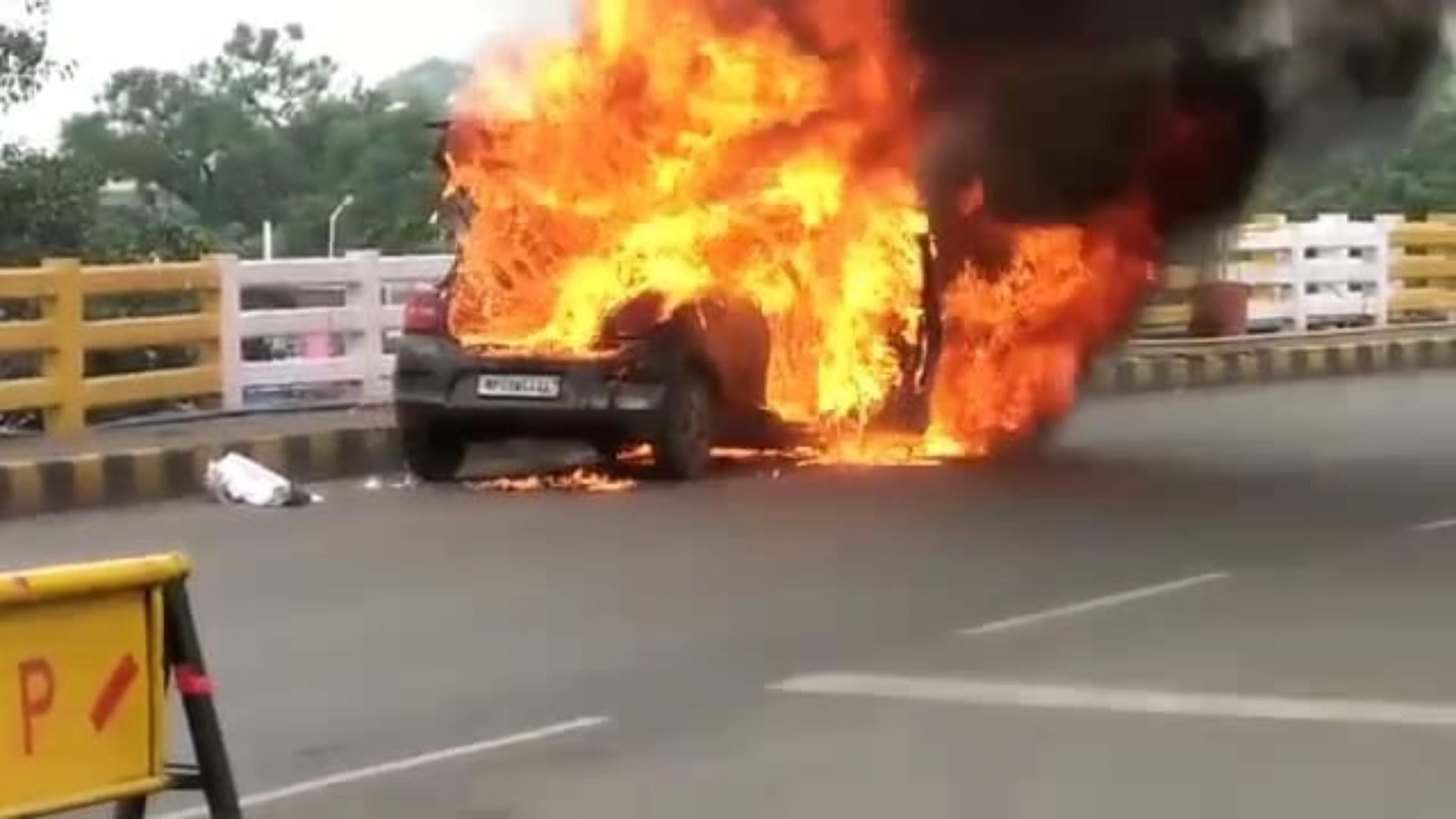 Ev Fire:इलेक्ट्रिक कार वोल्वो C40 रिचार्ज में लगी आग, दुनिया की सबसे ...