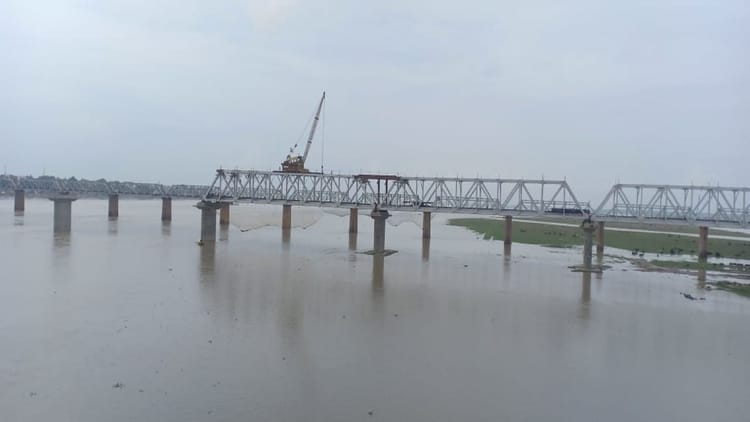 The Work Of Installing 20 Out Of 24 Girders On The Ganga Rail Bridge ...