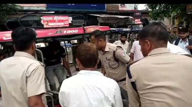 Mathura:ट्रेन में चढ़ते समय फिसला टीसी का पैर, बोगी में फंसा पंजा; मौत - Ticket Collector Death ...