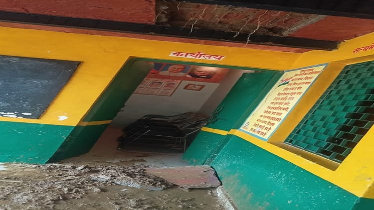 Agra:बरौली अहीर के सरकारी स्कूल की छत गिरी, गनीमत रही रात को हुआ हादसा ...