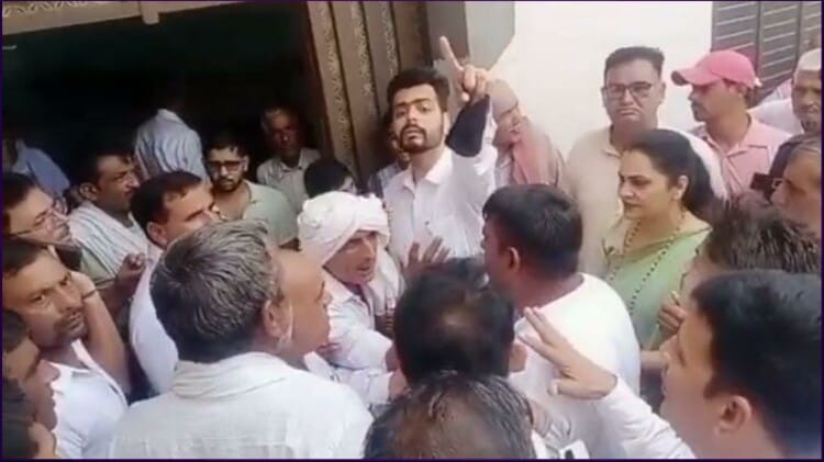 Jind: Some Welcomed Mp Sunita Duggal In Karmgarh Village And Some ...