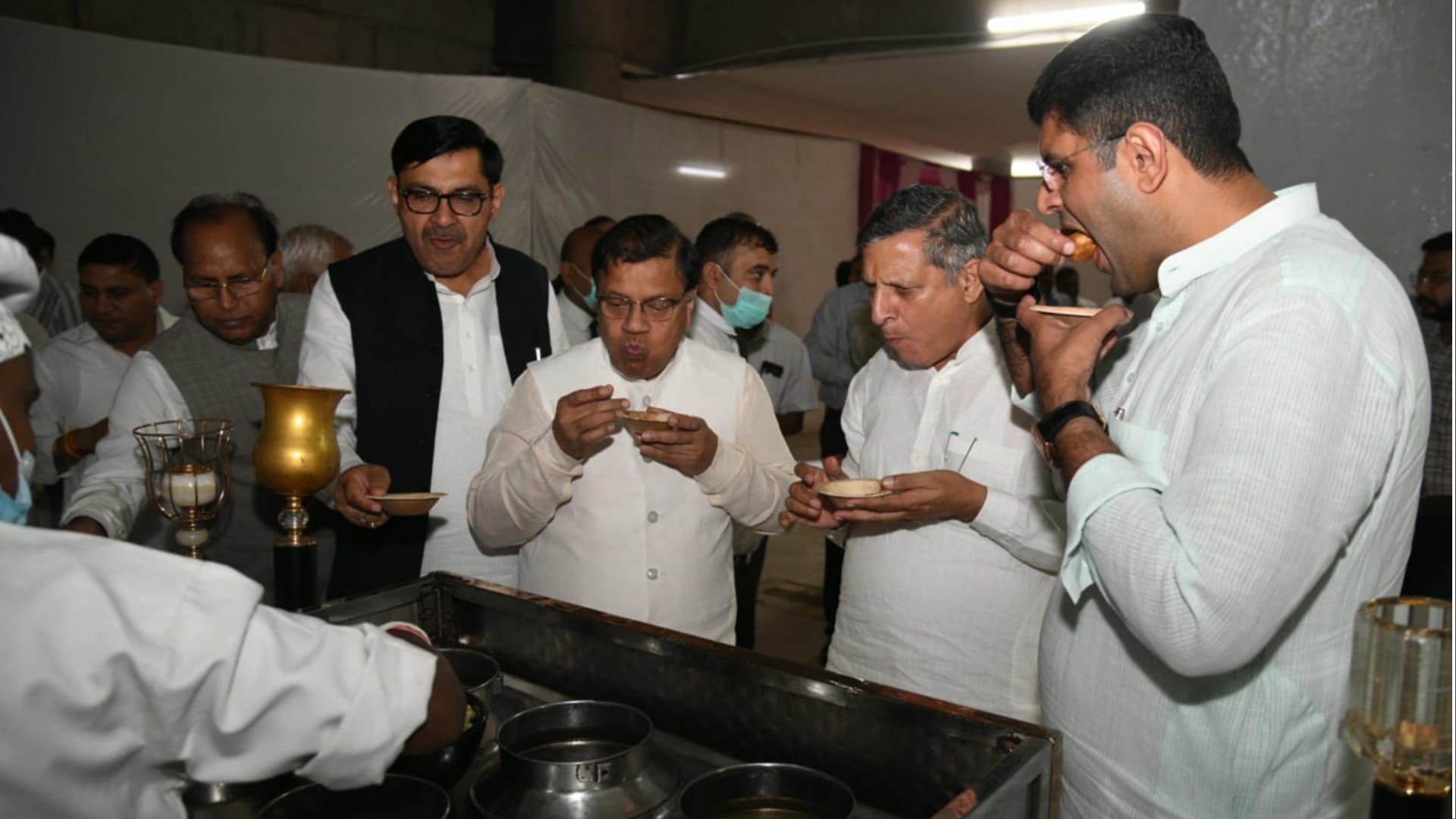 Haryana:मानसून सत्र के अंतिम दिन गोलगप्पों का लुत्फ उठाते दिखे हुड्डा ...