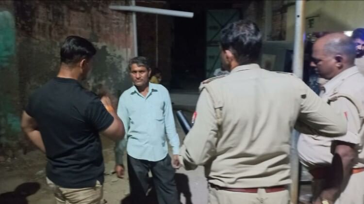 Shamli: शिवलिंग के चबूतरे को क्षतिग्रस्त करने पर जमकर हंगामा, हिरासत ...