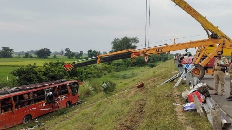Kannauj Accident, Uncontrolled Bus Overturned On The Expressway, One ...