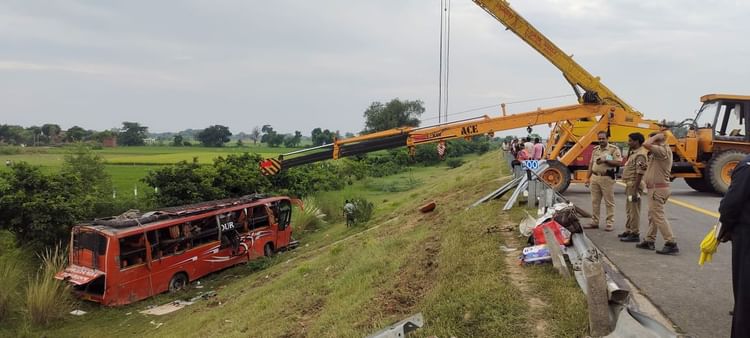 Kannauj Accident, Uncontrolled Bus Overturned On The Expressway, One ...