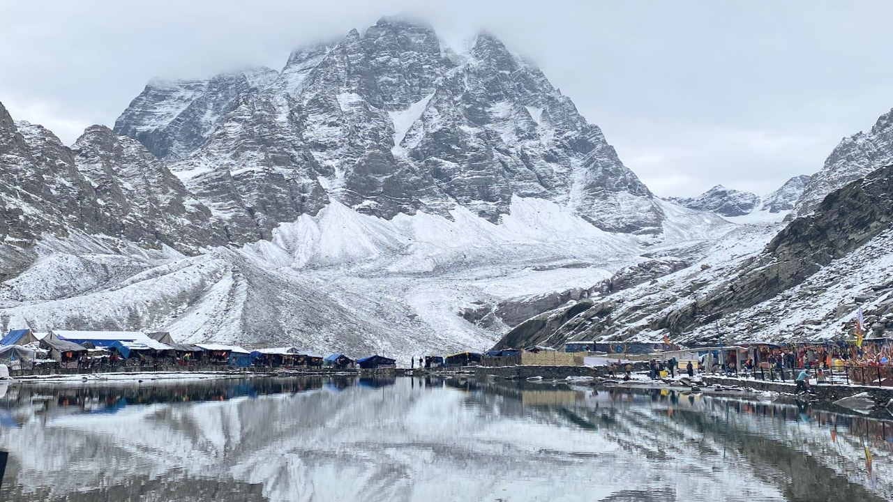 Manimahesh Yatra:बर्फ के बीच डल झील में श्रद्धालुओं ने लगाई आस्था की ...