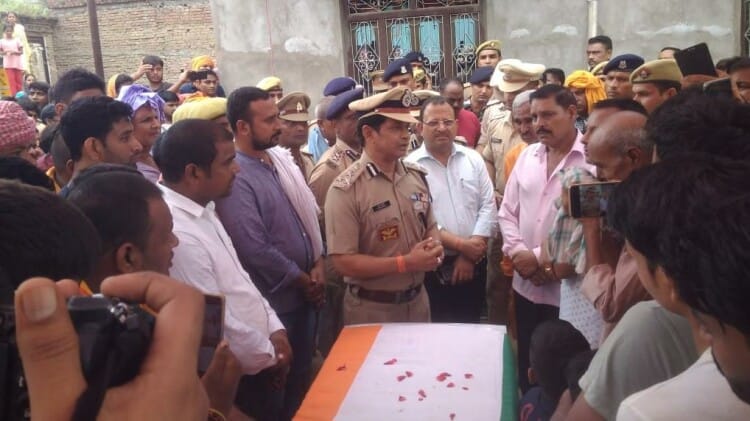 Ballia:शहीद का पार्थिव शरीर पहुंचते ही रो पड़ा गांव, एसपी और डीएम ने दी ...