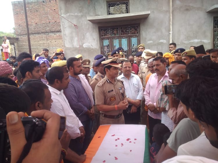 Village Wept Soon Dead Body Of Martyr Reached Ballia Sp And Dm Paid ...