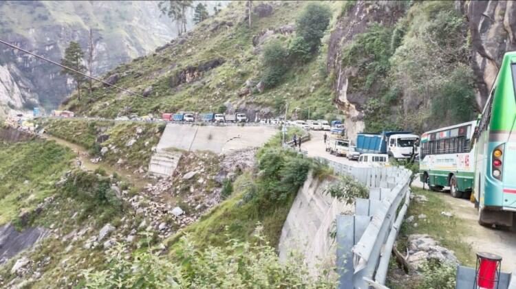 Himachal News: Nh 5 Blocked Heavy Landslide Near Nigulsari 12 Thousand ...