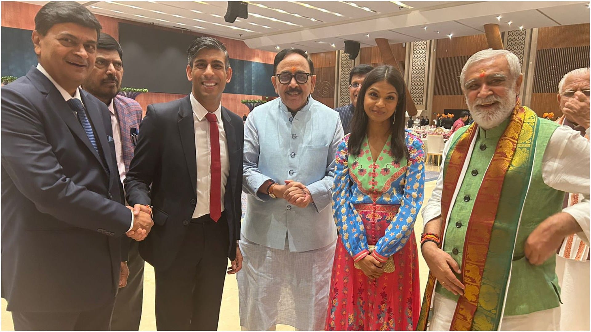 G20 India 2023 Rishi Sunak Visit Rakhi Kalava And Barefoot This Is How ...